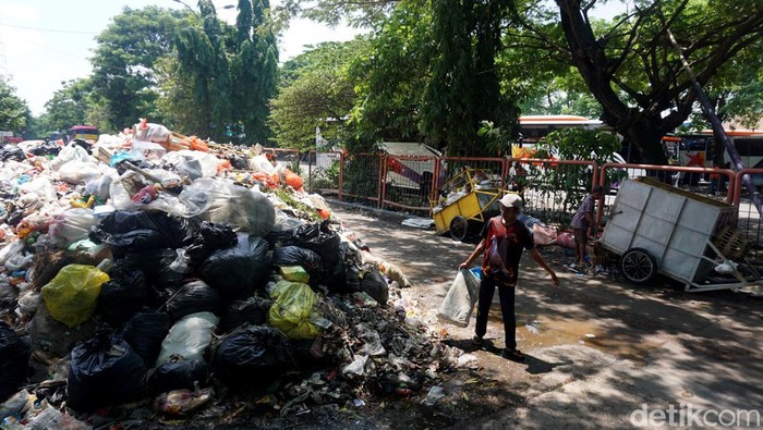 Duh! Sampah Menggunung di Terminal Purabaya Duh! Sampah Menggunung di Terminal Purabaya