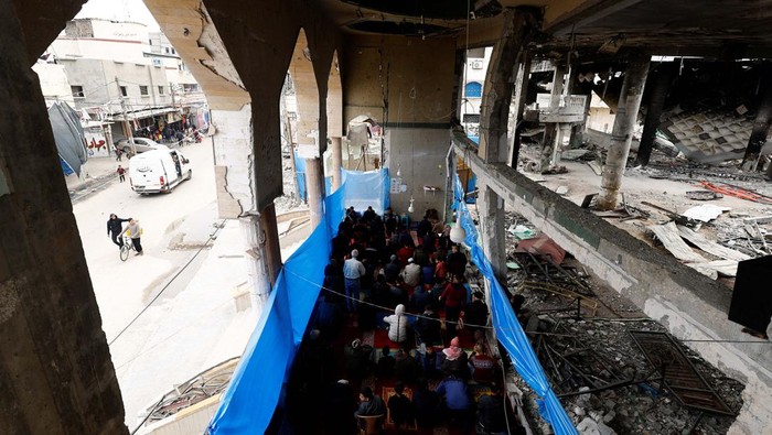 Warga Gaza Salat Jumat di Reruntuhan Masjid