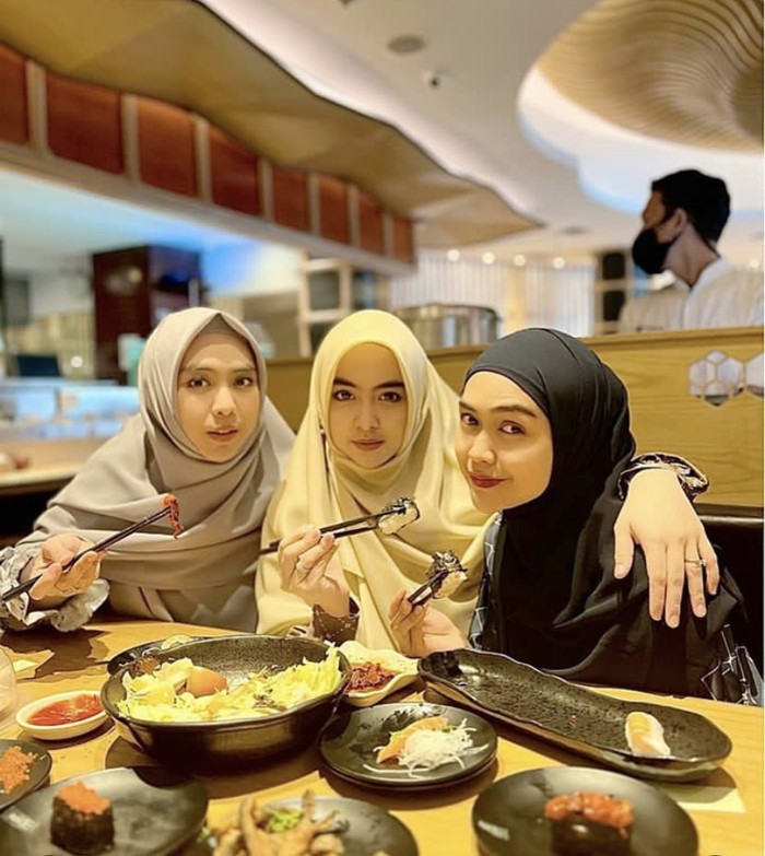 dr. Shindy Putri, Kakak Ria Ricis yang Hobi Kulineran Bareng Keluarga