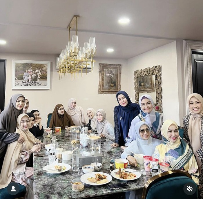 dr. Shindy Putri, Kakak Ria Ricis yang Hobi Kulineran Bareng Keluarga