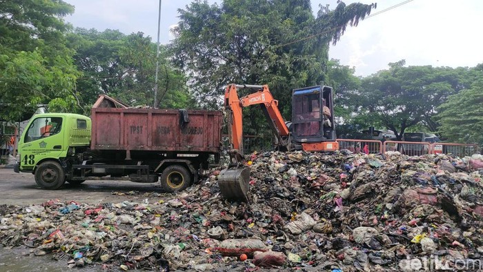 DLHK Sidoarjo Ambil Alih Pengelolaan Sampah di Terminal Purabaya DLHK Sidoarjo Ambil Alih Pengelolaan Sampah di Terminal Purabaya