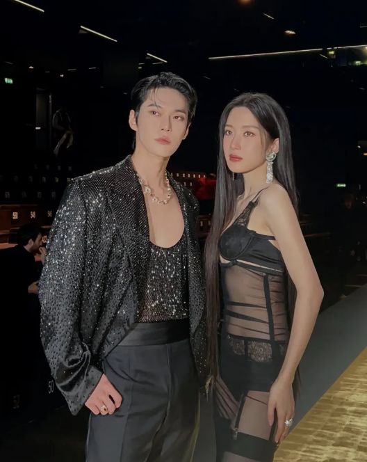 Bikin Baper, Doyoung NCT Kenakan Jaketnya ke Moon Ga Young Bak Gentleman