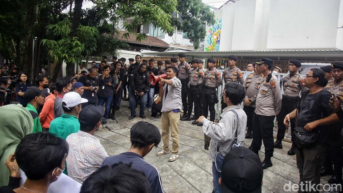 Massa Bakar Ban di Depan Kantor ICW Jakarta