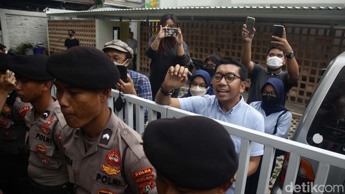 Massa Bakar Ban di Depan Kantor ICW Jakarta Massa Bakar Ban di Depan Kantor ICW Jakarta