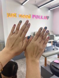 Mencoba Nail Art 'Cat Eye', Hasil Kuku Metalik yang Tampak Hidup