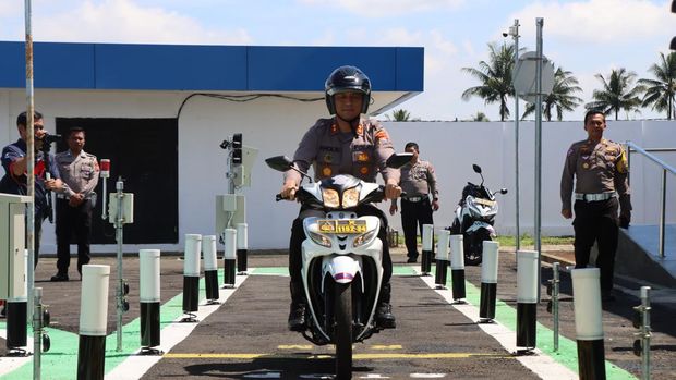 Jajal Langsung Uji Praktik, Kapolres Malang: Satpas Prototype Siap ... Jajal Langsung Uji Praktik, Kapolres Malang: Satpas Prototype Siap ...