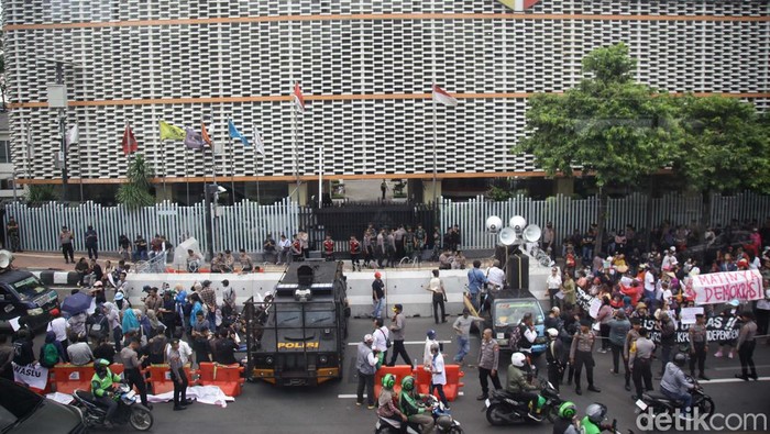 Massa Pro dan Kontra Demo di Depan Bawaslu Massa Pro dan Kontra Demo di Depan Bawaslu