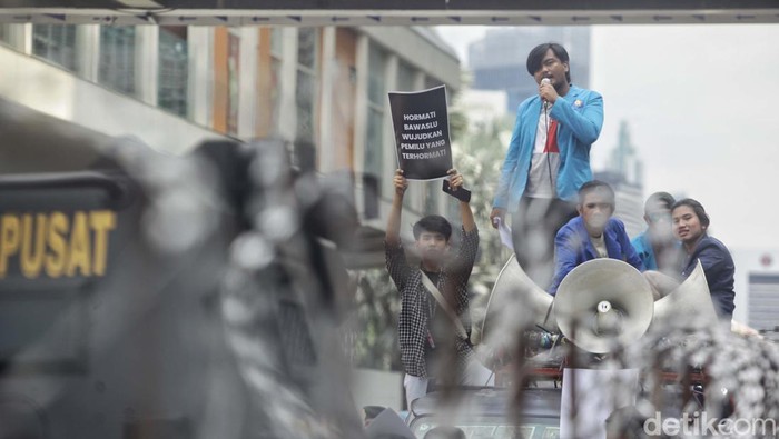 Massa Pro dan Kontra Demo di Depan Bawaslu Massa Pro dan Kontra Demo di Depan Bawaslu