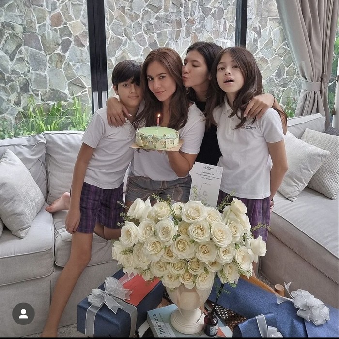 Pesona Wulan Guritno Saat Makan Bareng Anak dan Nongkrong di Kafe