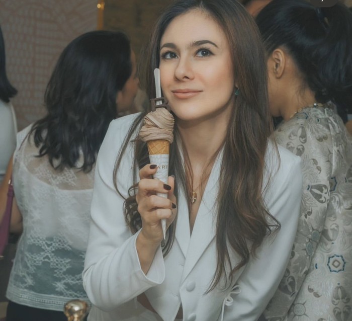 Pesona Wulan Guritno Saat Makan Bareng Anak dan Nongkrong di Kafe