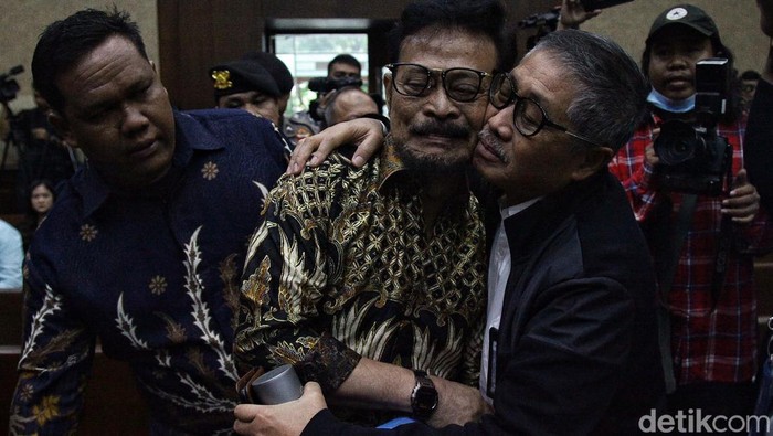 Momen Eks Mentan SYL Peluk Keluarga Sebelum Sidang Tipikor