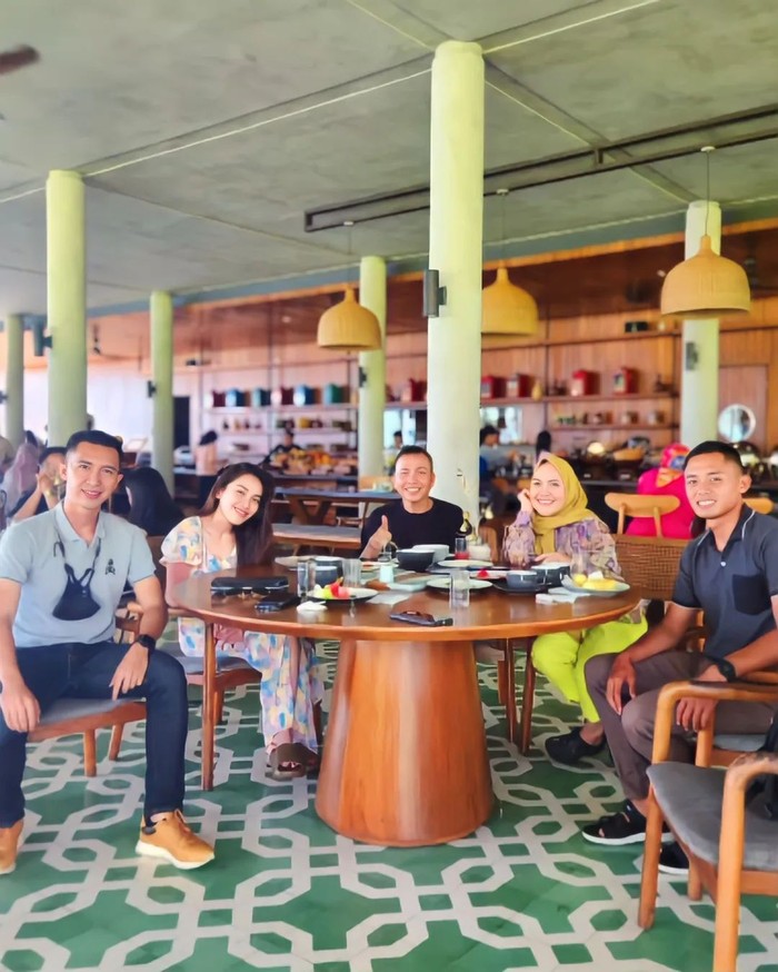 Momen Muhammad Fardhana saat Makan Bareng Keluarga Ayu Ting Ting