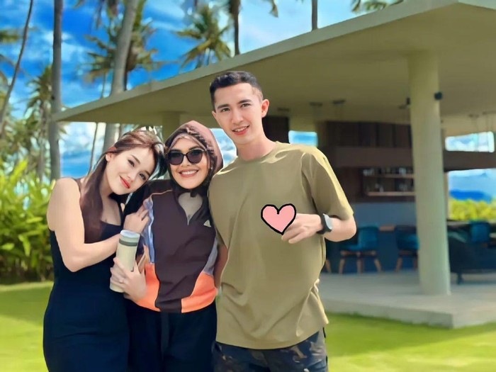 Momen Muhammad Fardhana saat Makan Bareng Keluarga Ayu Ting Ting