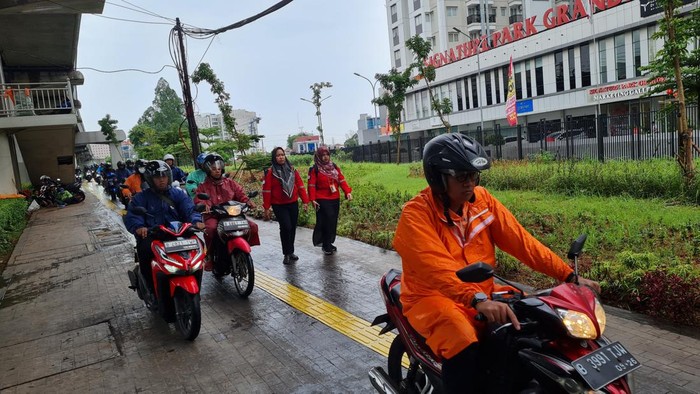 Jakarta Diguyur Hujan, Jalan MT Haryono Macet