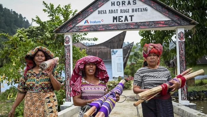 Mengunjungi Desa Meat Toba, Sentra Ulos Ragi Hotang yang Melegenda