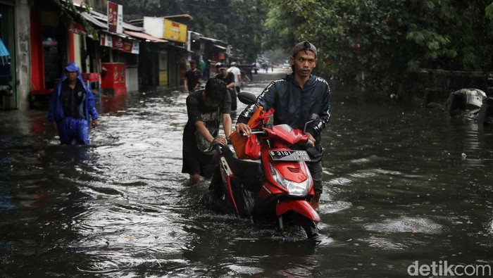 Pengendara Motor Nekat Terobos Banjir di Tanjung Priok