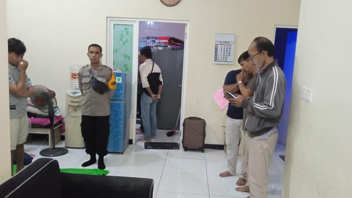 Detik-detik Istri Gerebek Suami Selingkuh dengan Wanita yang Hamil 4 Bulan Detik-detik Istri Gerebek Suami Selingkuh dengan Wanita yang Hamil 4 Bulan