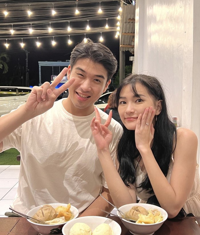 Pose Keren Victor Agustino 'Masterchef' Saat Kulineran dan Masak