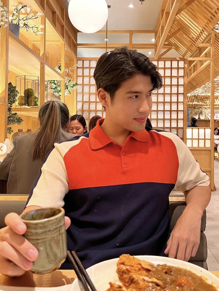 Pose Keren Victor Agustino 'Masterchef' Saat Kulineran dan Masak