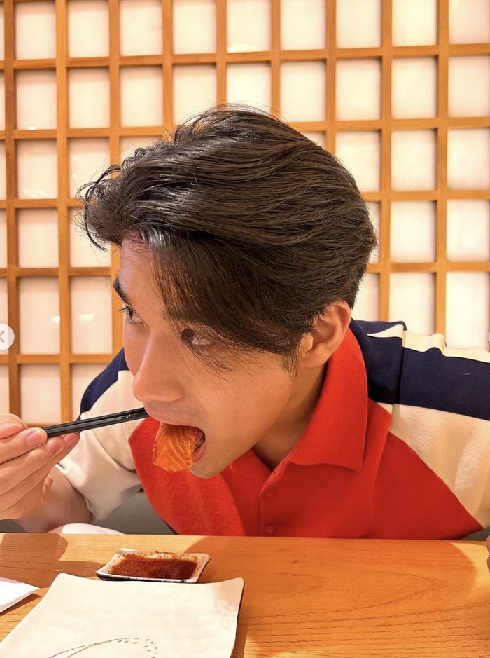 Pose Keren Victor Agustino 'Masterchef' Saat Kulineran dan Masak