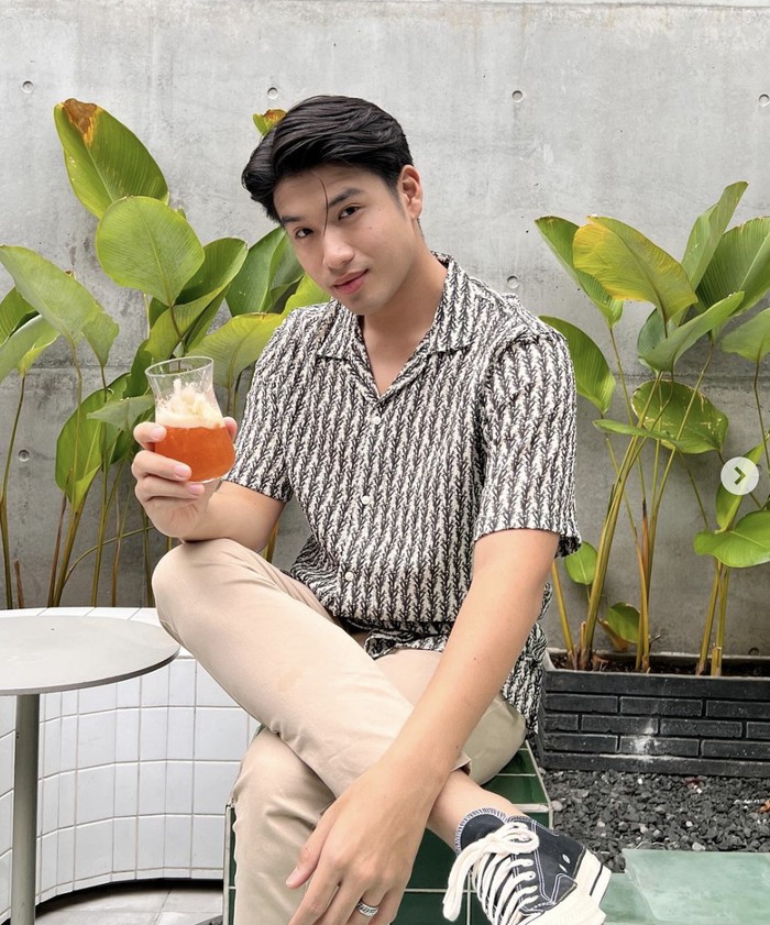 Pose Keren Victor Agustino 'Masterchef' Saat Kulineran dan Masak