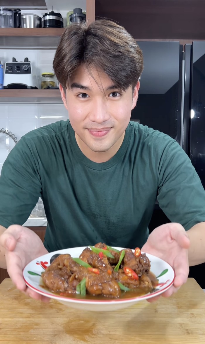 Pose Keren Victor Agustino 'Masterchef' Saat Kulineran dan Masak