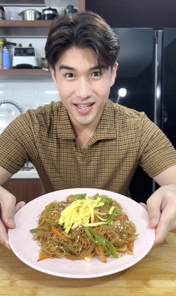 Pose Keren Victor Agustino 'Masterchef' Saat Kulineran dan Masak