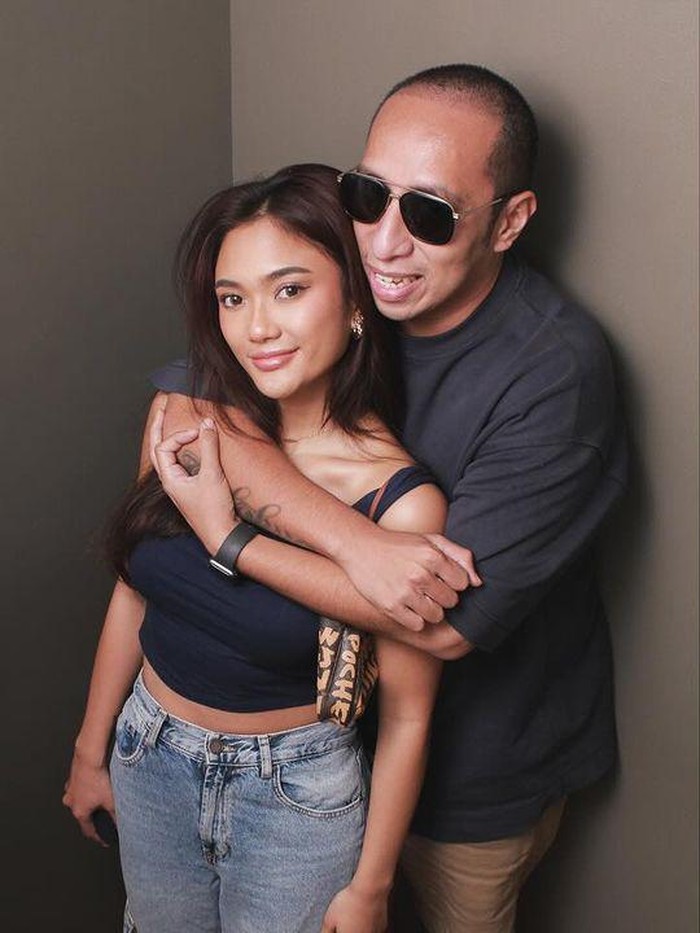 Jomblo Jangan Iri! 7 Potret Kemesraan Marion Jola dengan Dennis Talakua