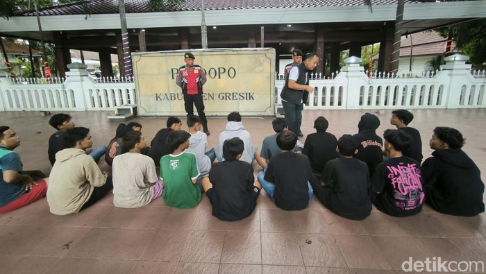 Tunduknya Gangster Gresik Dihukum Bersihkan Alun-alun
