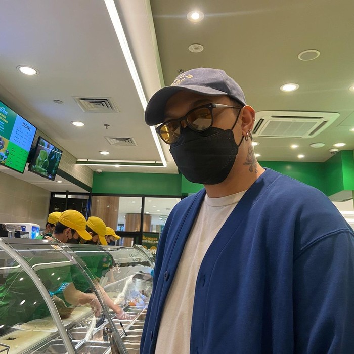 Gaya Marlo, Putra Andy F. Noya Saat Jajan Batagor hingga Ngopi