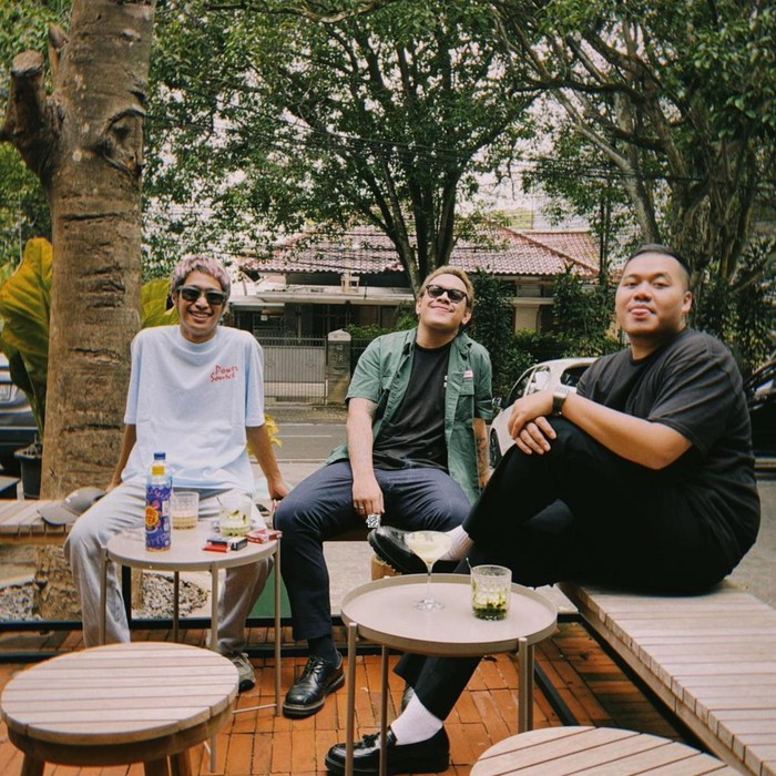 Gaya Marlo, Putra Andy F. Noya Saat Jajan Batagor hingga Ngopi