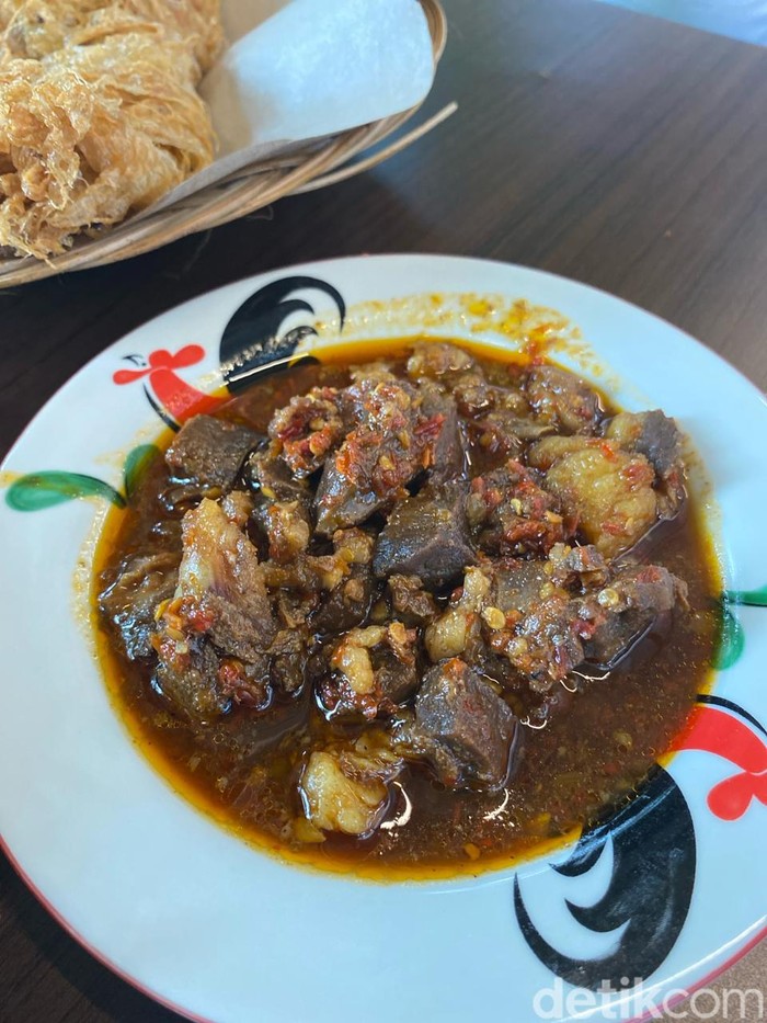 Cicip Nasi Bejeg dan Ayam Kampung Goreng Racikan Ussy Sulistiawaty