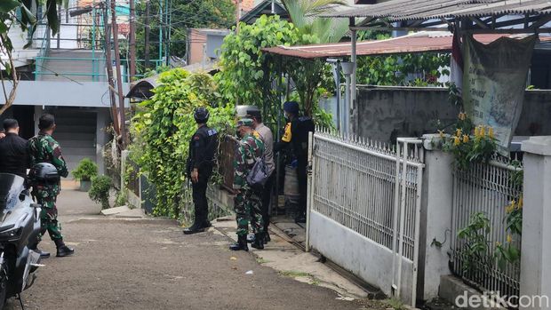 Geger 'Dukun Santet' di Ciputat Ternyata Simpan Senpi hingga Granat Geger 'Dukun Santet' di Ciputat Ternyata Simpan Senpi hingga Granat