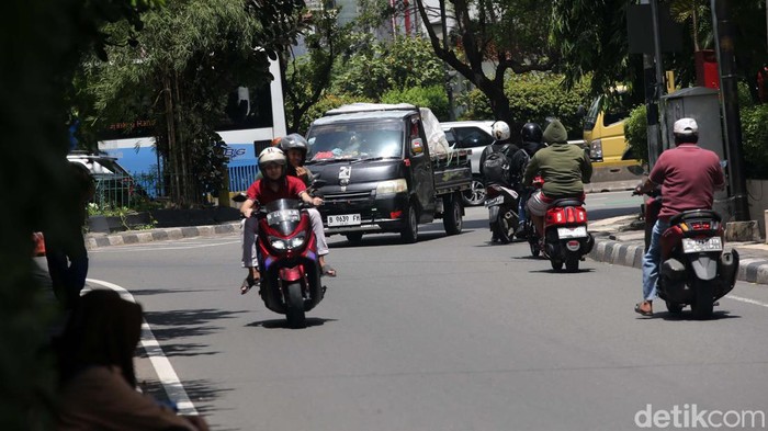 Potret Pemotor Lawan Arah Menantang Bahaya di Slipi