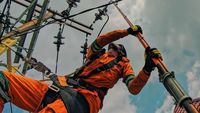 Ratusan Petugas PLN Diterjunkan Atasi Pemadaman Listrik di Riau