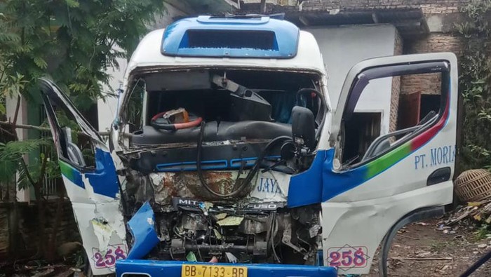 Bus Moria Tabrak Truk Lagi Parkir di Taput, 14 Orang Luka Bus Moria Tabrak Truk Lagi Parkir di Taput, 14 Orang Luka