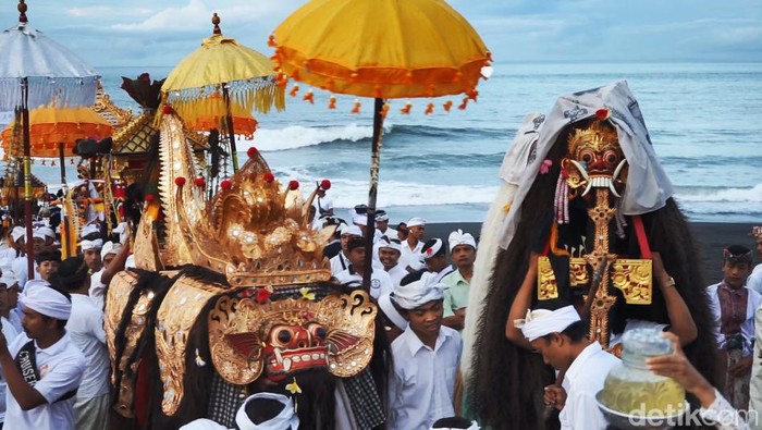 Intip Prosesi Melasti Menjelang Nyepi di Bali