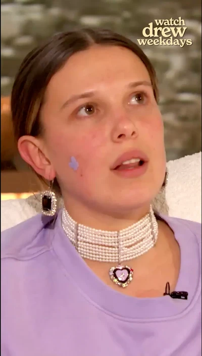Millie Bobby Brown Tampil Tanpa Makeup & Acne Patch Saat Wawancara di TV