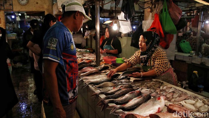 Ramainya Pasar Koja Baru Sehari Jelang Ramadan