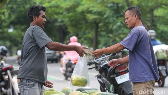 Pedagang Timun Suri Musiman Bermunculan Saat Ramadan Pedagang Timun Suri Musiman Bermunculan Saat Ramadan