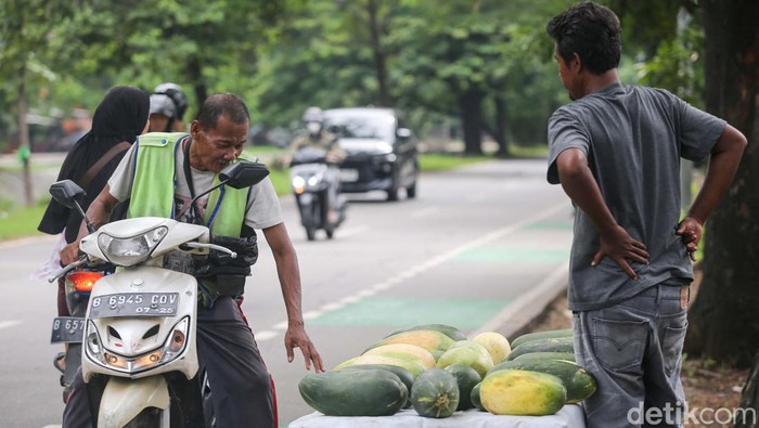 Pedagang Timun Suri Musiman Bermunculan Saat Ramadan Pedagang Timun Suri Musiman Bermunculan Saat Ramadan