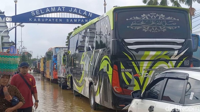 Potret Kemacetan Kendaraan Imbas Banjir di Perbatasan Bangkalan-Sampang