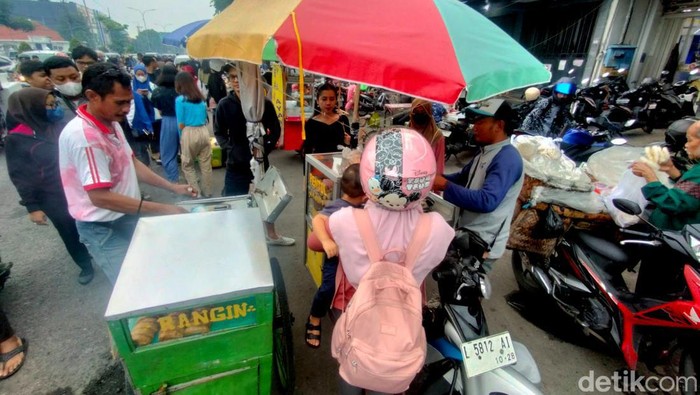 Potret Berburu Takjil di Pasar Karangmenjangan Surabaya