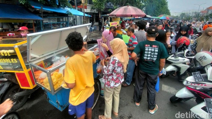 Potret Berburu Takjil di Pasar Karangmenjangan Surabaya