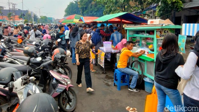 Potret Berburu Takjil di Pasar Karangmenjangan Surabaya