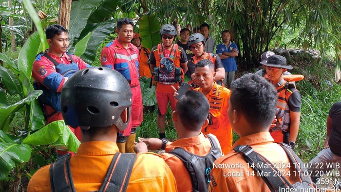 Diduga Terpeleset Wanita Di Bogor Hilang Terbawa Arus Sungai Cibadak Bogor