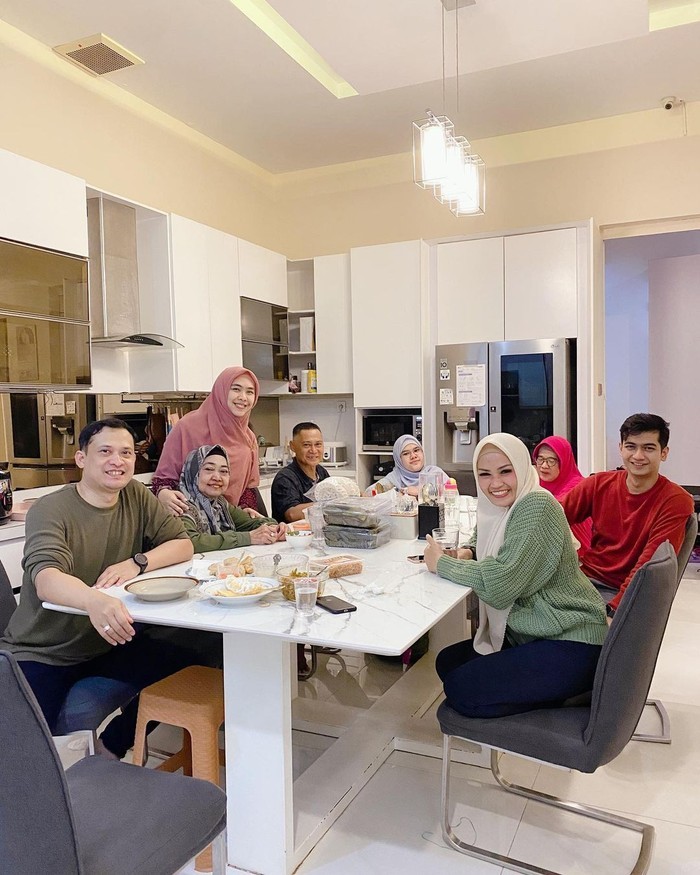 Masya Allah! Momen Oki Setiana Dewi Makan Bareng PPI hingga Keluarga