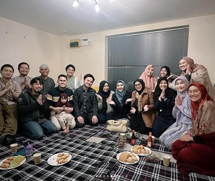 Masya Allah! Momen Oki Setiana Dewi Makan Bareng PPI hingga Keluarga