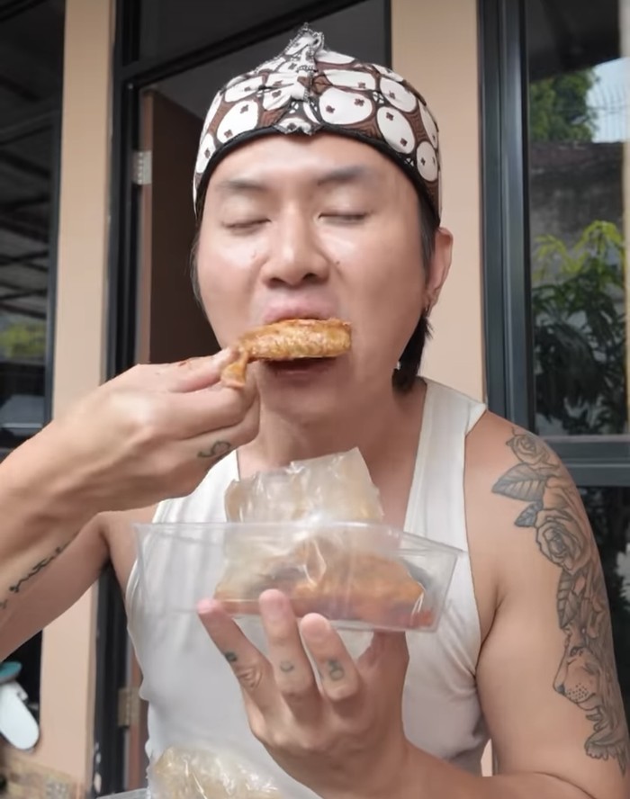 10 Potret Seru Rafael Tan Makan Bakso hingga Sop Babi di Thailand