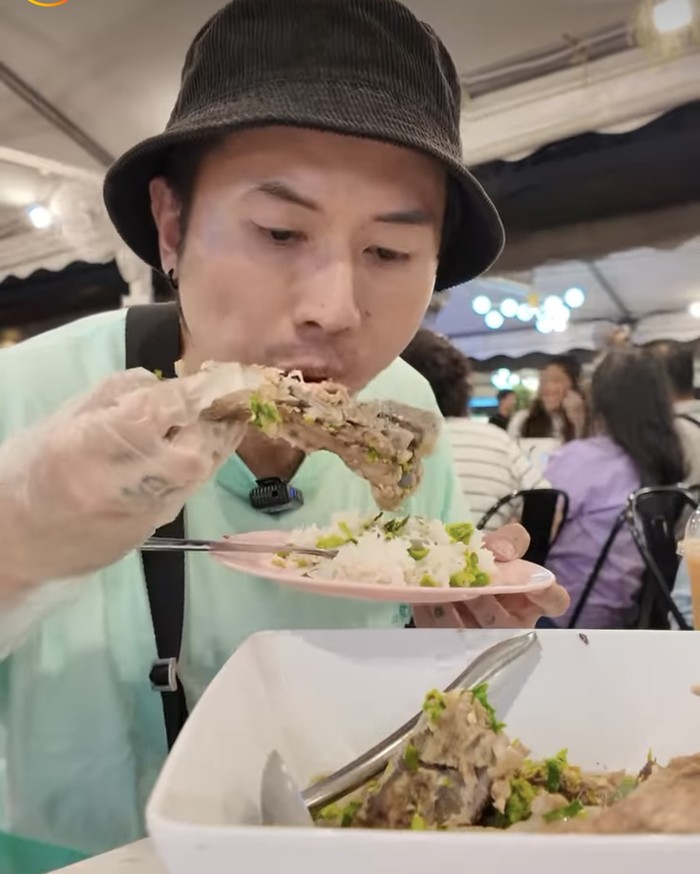 10 Potret Seru Rafael Tan Makan Bakso hingga Sop Babi di Thailand